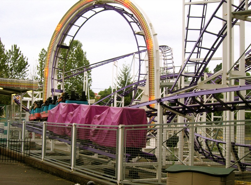 Looping Thunder - Coasterpedia - The Amusement Ride Wiki