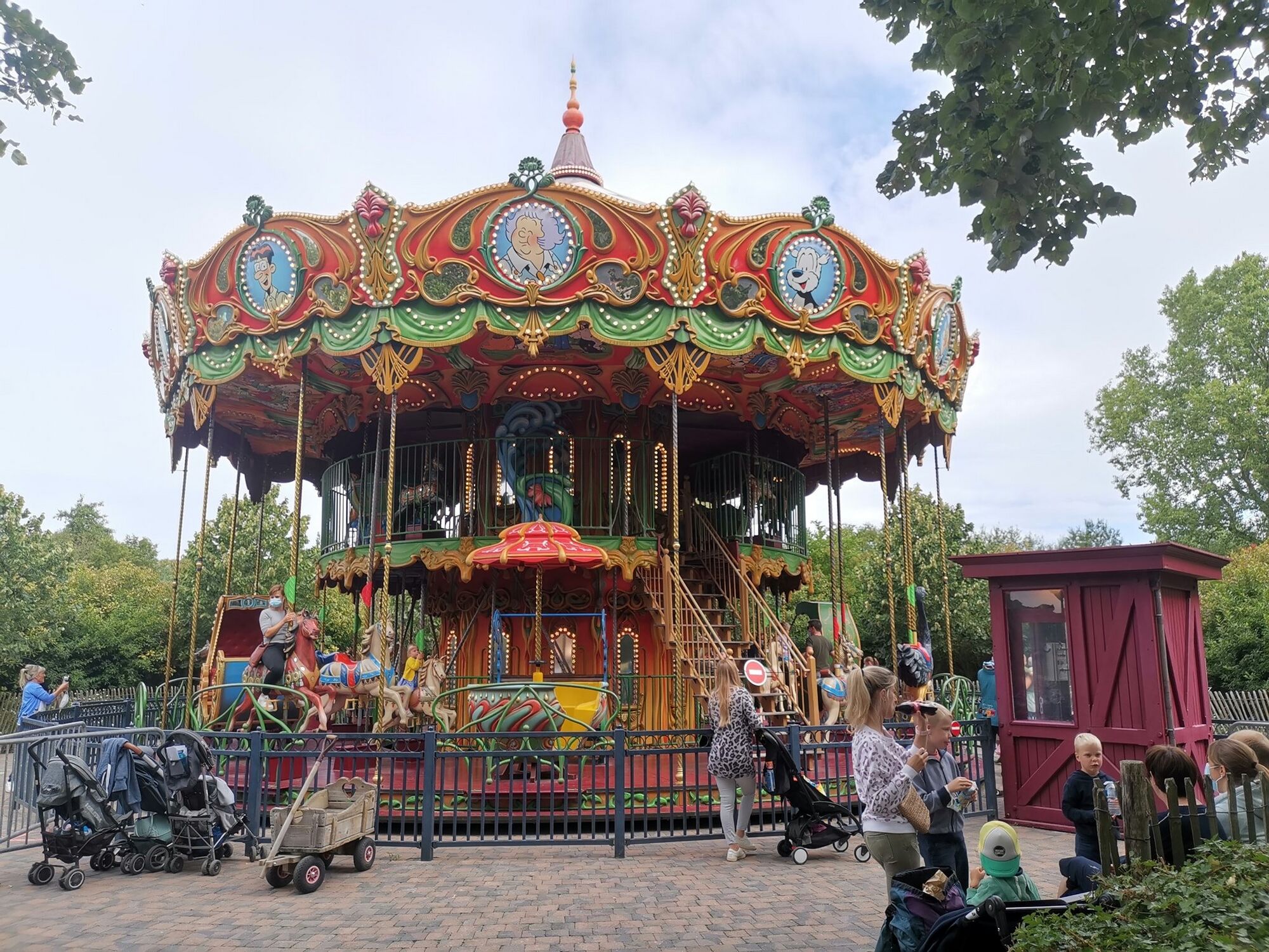 Double stock Carousel (Wood Design product) - Coasterpedia - The Roller Coaster and Flat Ride Wiki