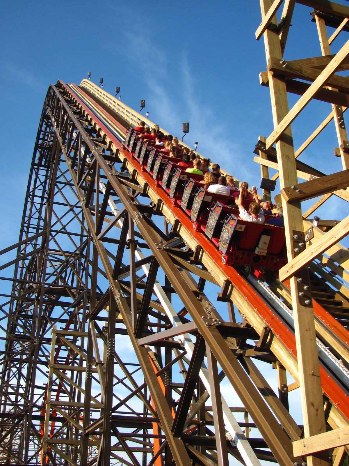 File:Goliath (Six Flags Great America) lift hill 1.jpg - Coasterpedia ...