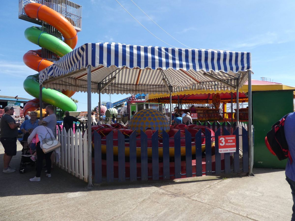 Flying Saucer (Willows Activity Farm) - Coasterpedia - The Roller ...