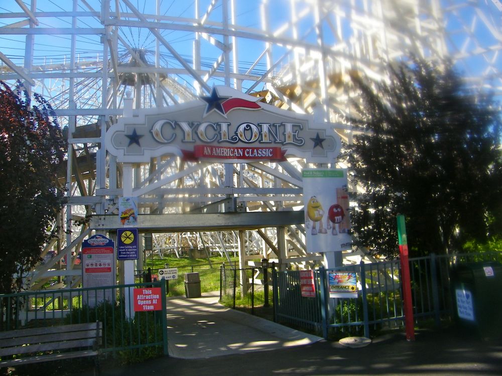 Cyclone (Six Flags New England) - Coasterpedia - The Roller Coaster and ...