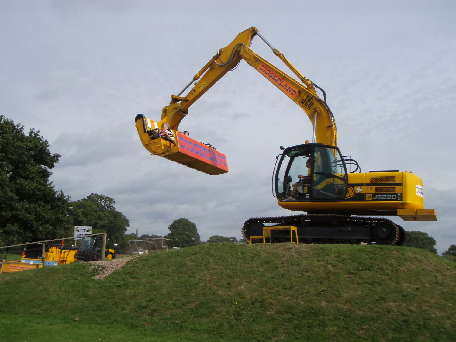 Spindizzy (Diggerland Devon) - Coasterpedia - The Roller Coaster and ...
