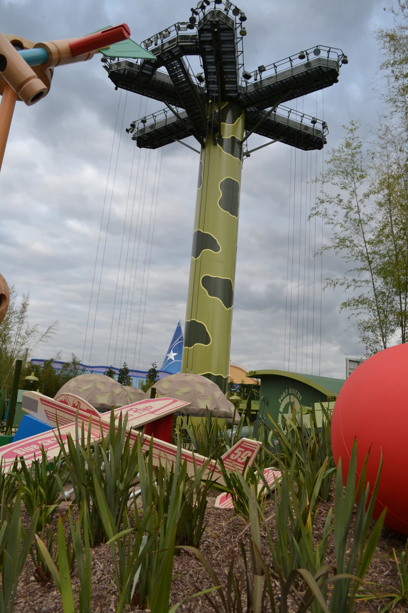 Toy Soldiers Parachute Drop (Walt Disney Studios Park) - Coasterpedia ...