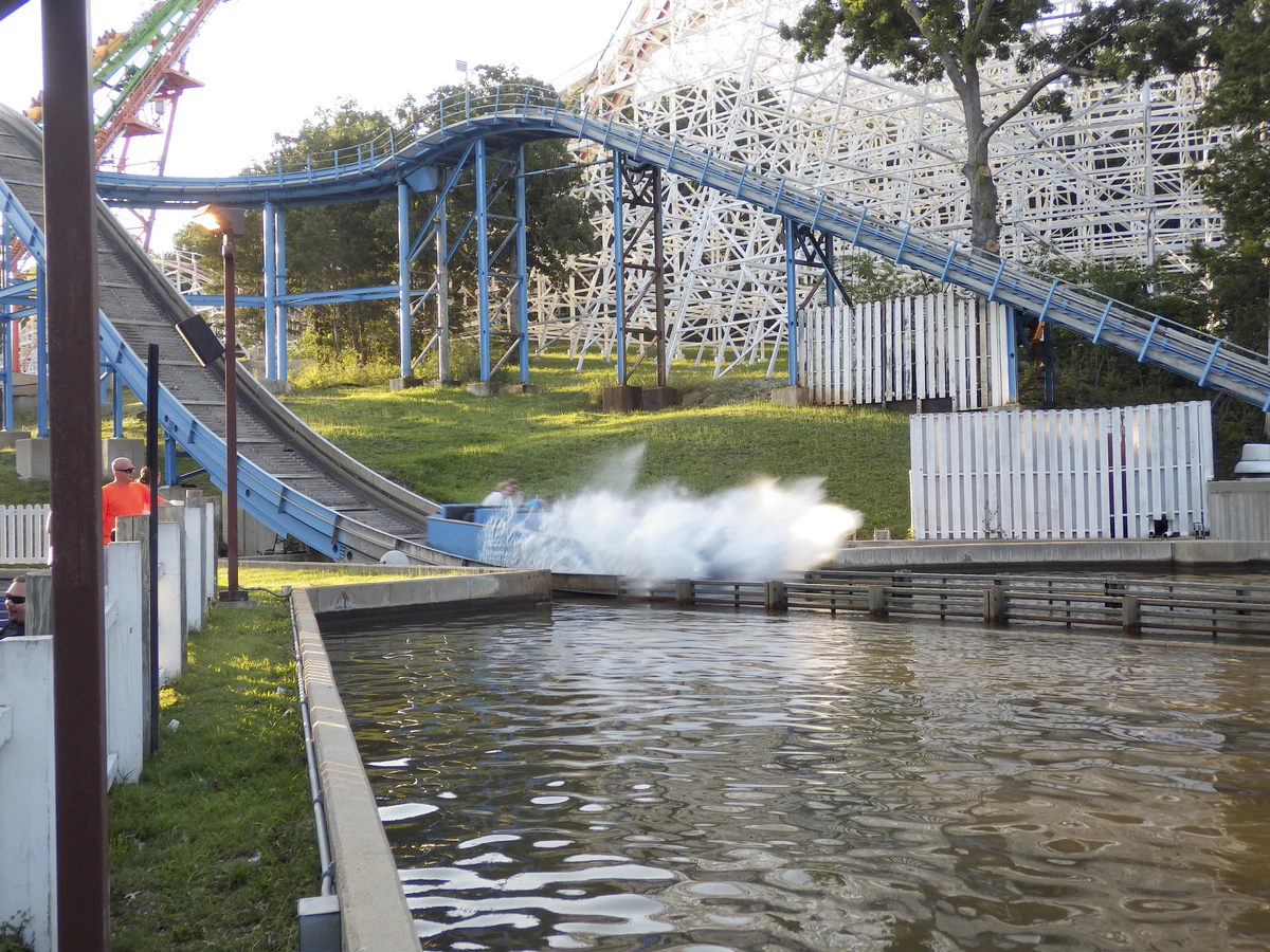 Tidal Wave (Six Flags St. Louis) - Coasterpedia - The Amusement Ride Wiki