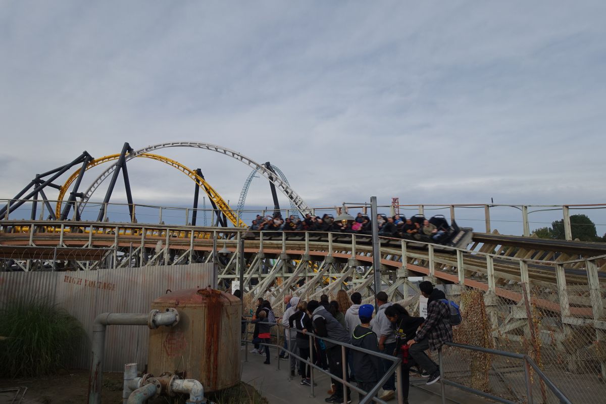 File:Apocalypse (Six Flags Magic Mountain) 2019 01.jpg - Coasterpedia ...