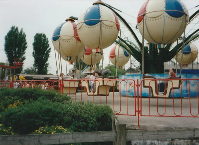 Balloon Racer (VGP Universal Kingdom) - Coasterpedia - The Amusement ...